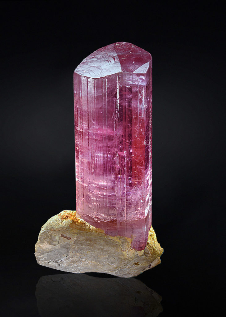 O poder e a beleza da Turmalina Rosa - Pedras e Cristais 💎