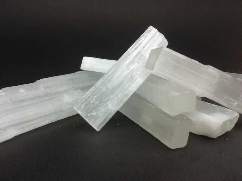 Selenita: propriedades e benefícios do uso - Pedras e Cristais 💎