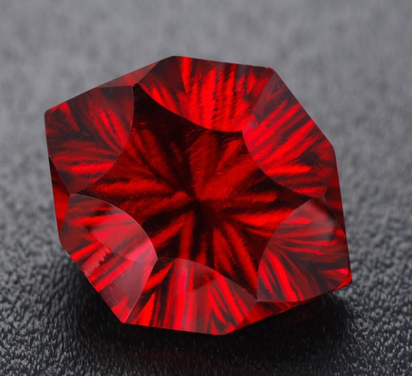 Berilo vermelho: conheça mais sobre essa rara pedra preciosa