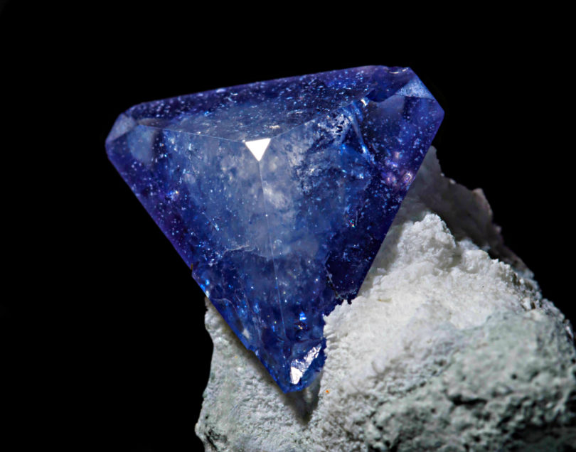 Benitoíte: conheça a história e seus benefícios